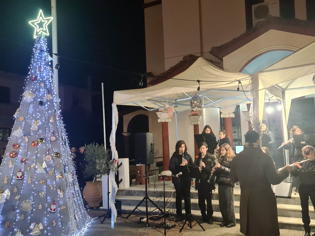 Το Χριστουγεννιάτικο Δέντρο στα Φίχτια άναψε ο Δήμαρχος Άργους Μυκηνών ...