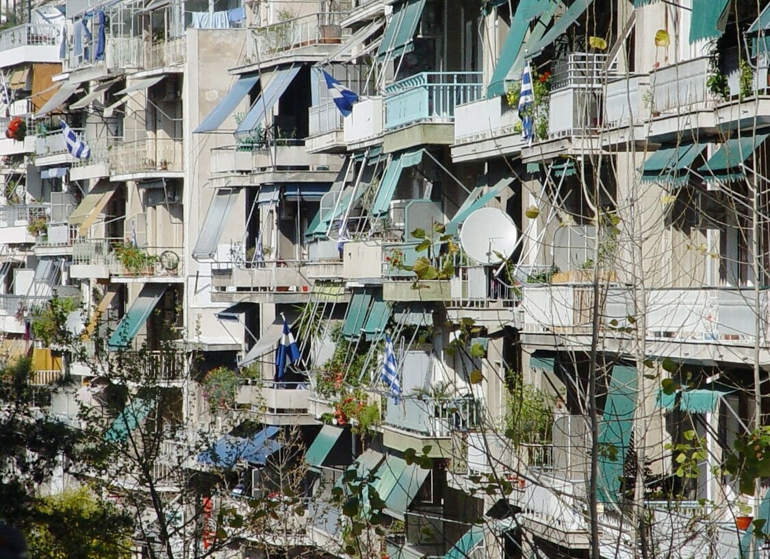Η ΔΕΞΙΑ ΠΟΛΥΚΑΤΟΙΚΙΑ ΜΕ ΤΙΣ ΠΟΛΛΕΣ ΓΚΑΡΣΟΝΙΕΡΕΣ -ΓΡΑΦΕΙ Ο ΔΗΜΗΤΡΗΣ ...