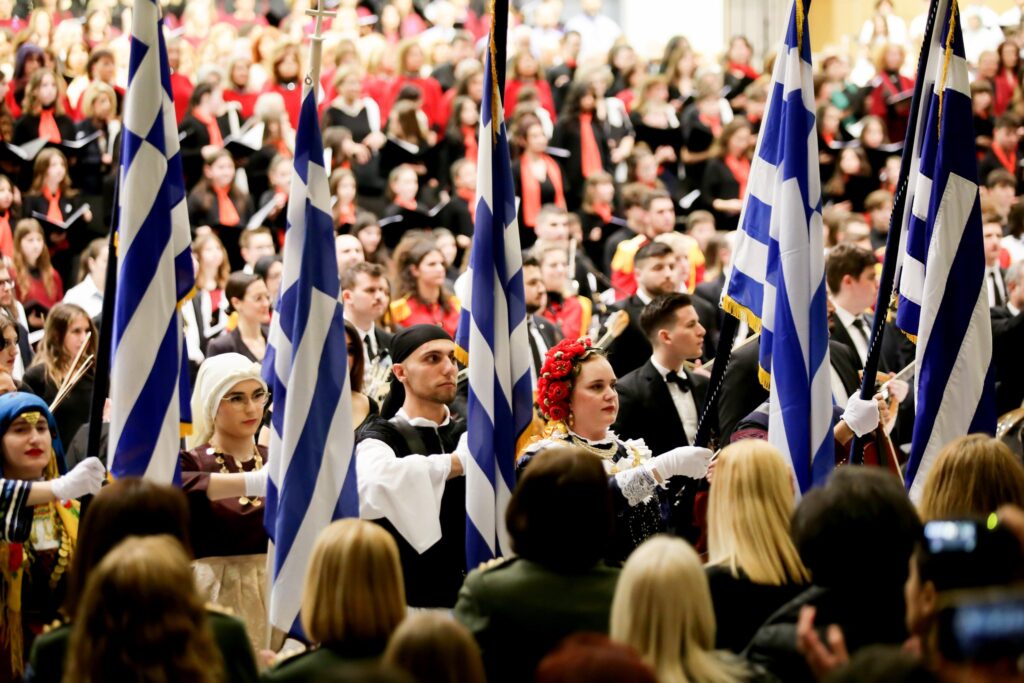 Ο Εθνικός Ύμνος από 1.000 άτομα επί σκηνής-Συμμετέχουν η Φιλαρμονική ...