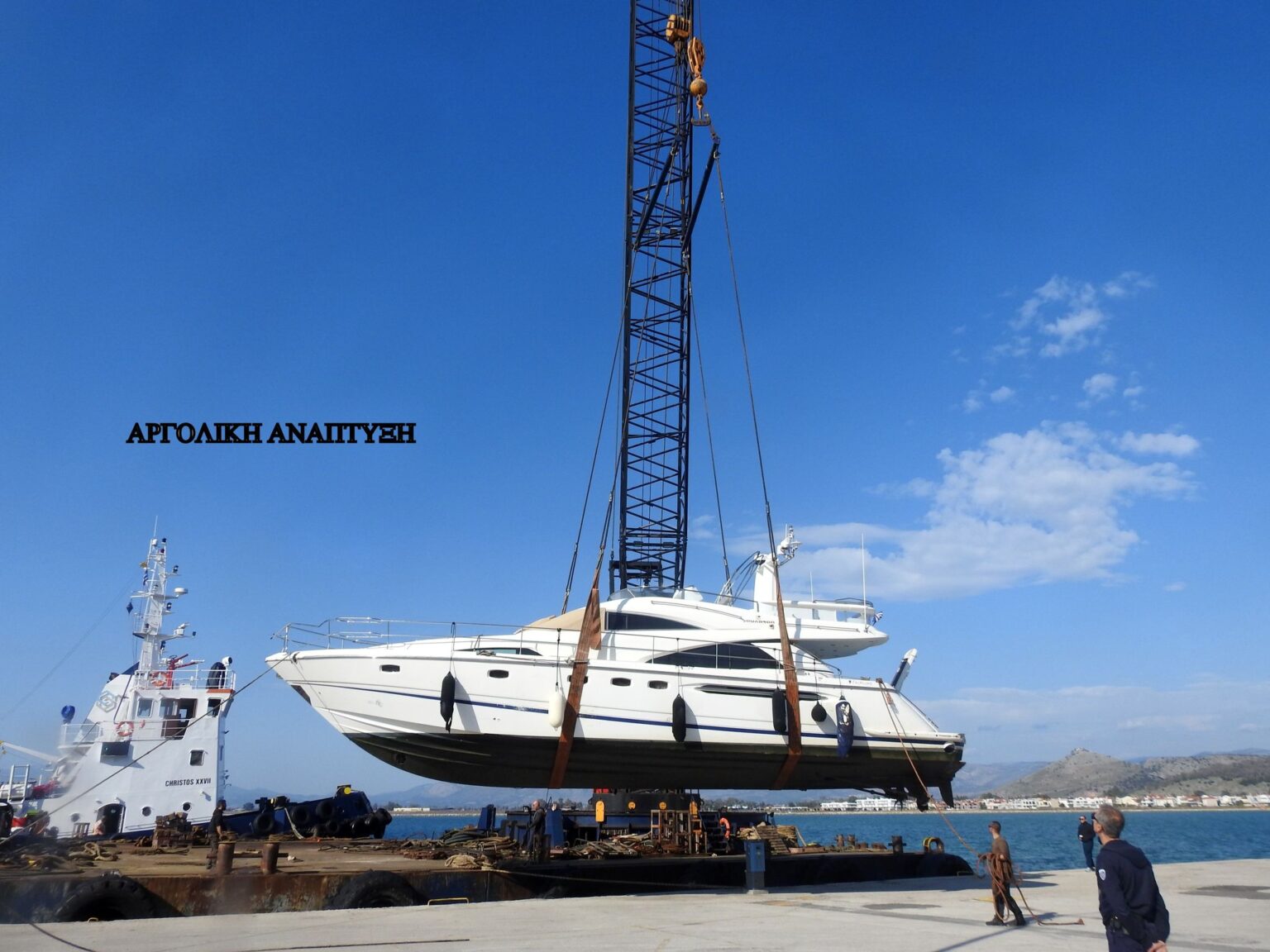 Βίντεο με την ανάσυρση σκάφους στο λιμάνι του Ναυπλίου από γερανοφόρο ...