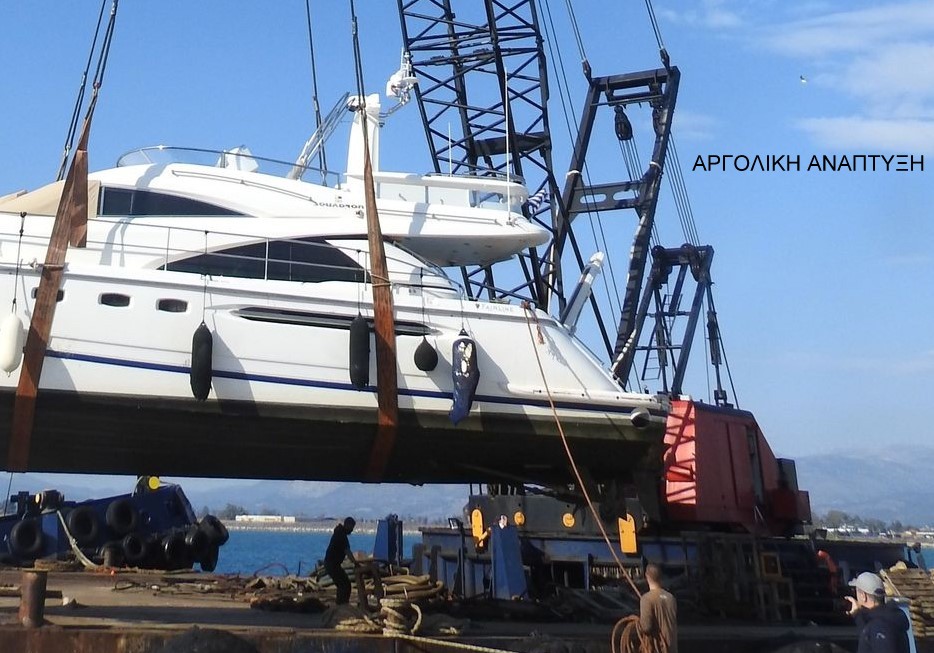 Βίντεο με την ανάσυρση σκάφους στο λιμάνι του Ναυπλίου από γερανοφόρο ...
