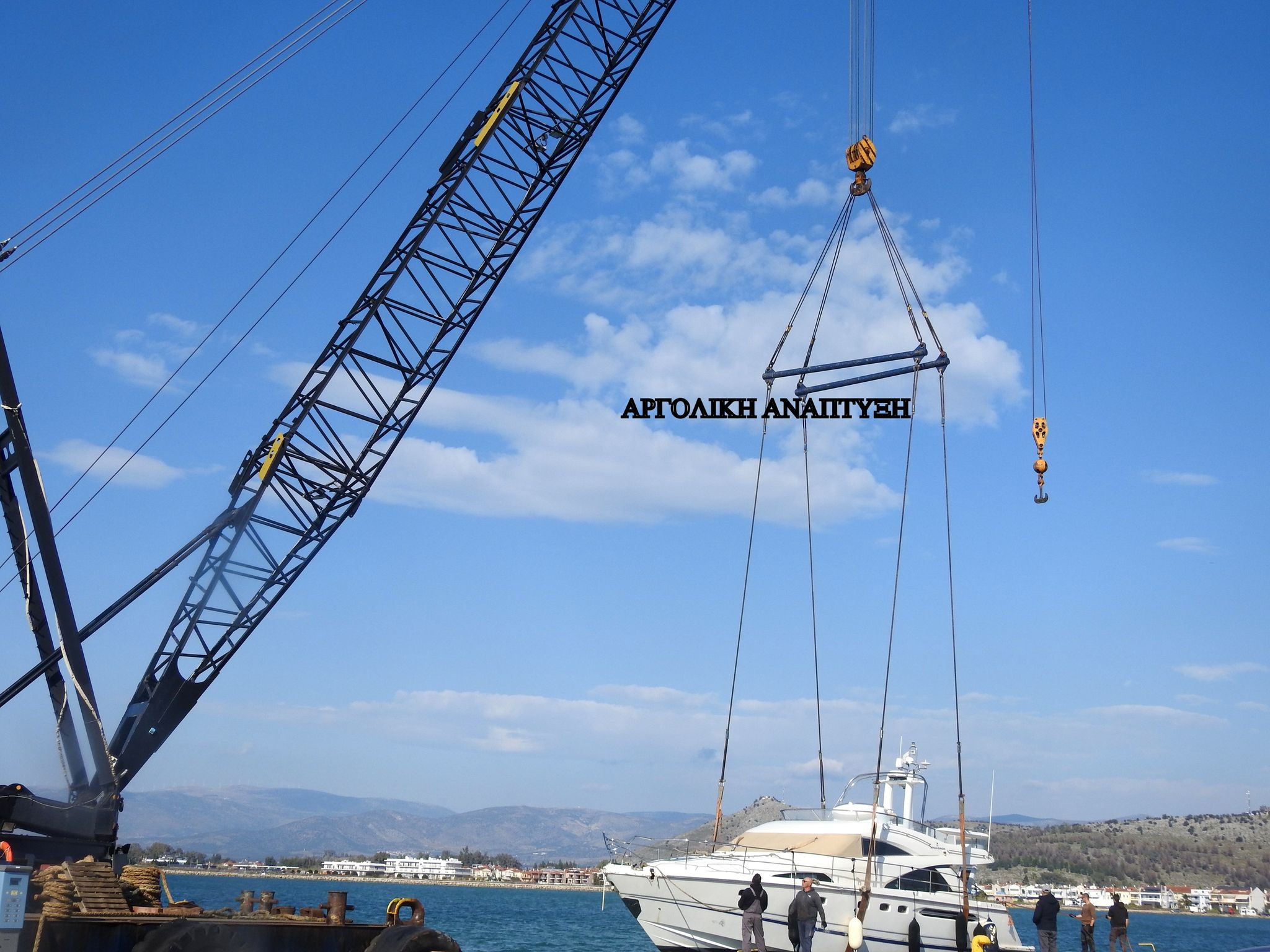 Βίντεο με την ανάσυρση σκάφους στο λιμάνι του Ναυπλίου από γερανοφόρο ...